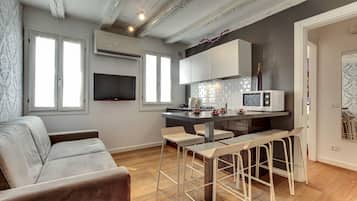Apartamento, 2 quartos | Cozinha privada | Um frigorífico/congelador grande, um micro-ondas, uma placa de cozinha