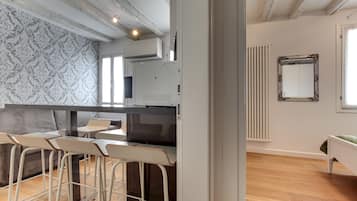 Apartamento, 2 quartos | Sala de estar | Televisor