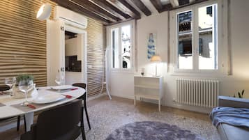 Apartamento, 2 quartos | Sala de estar | TV de ecrã plano