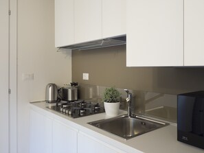Apartamento, 2 quartos | Cozinha privada | Um frigorífico/congelador grande, um micro-ondas, uma placa de cozinha 