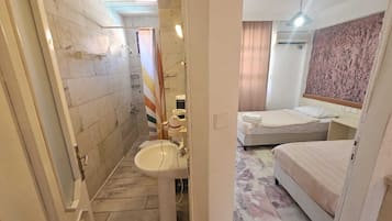 1 quarto, com decoração personalizada, roupa de cama fornecida