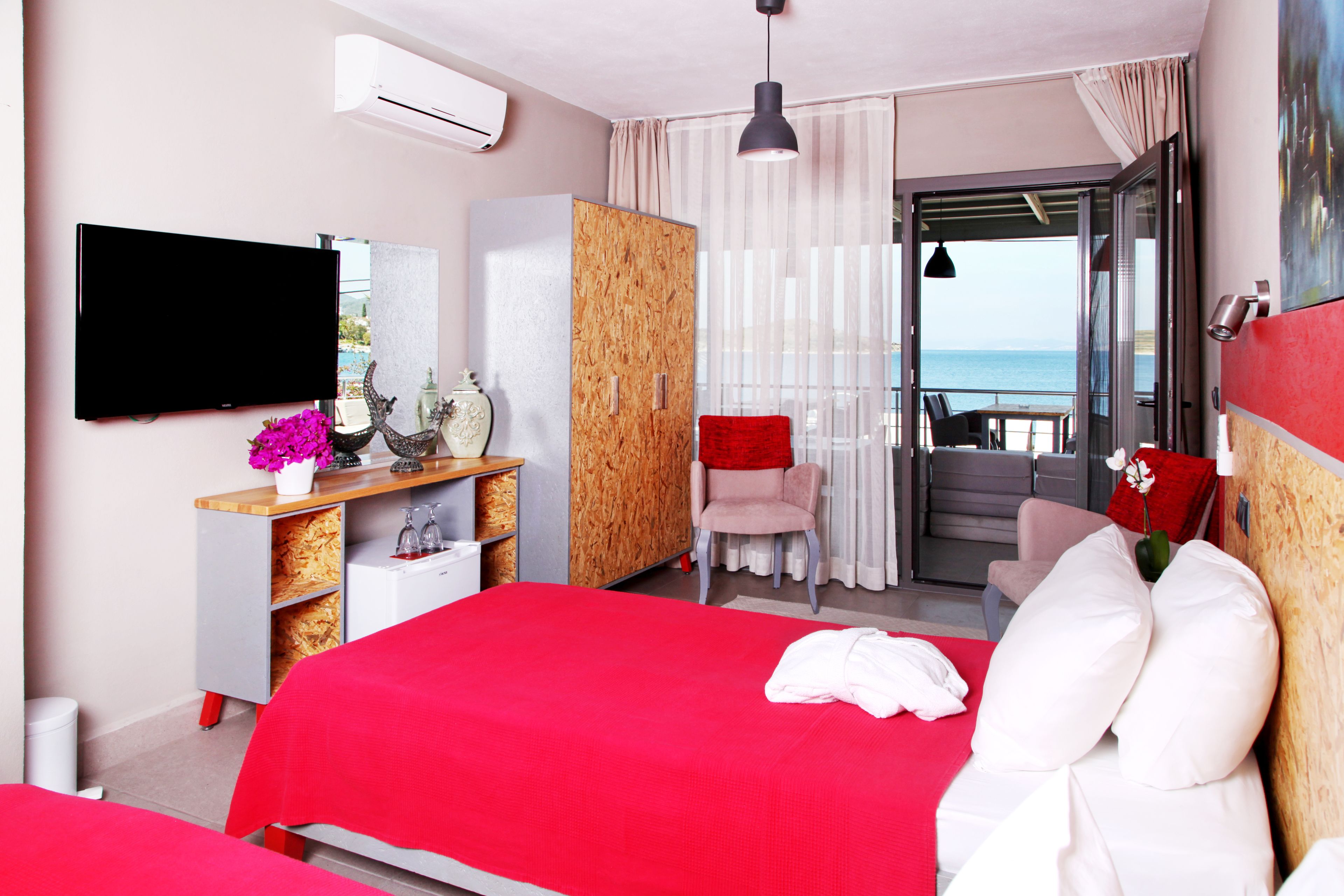 Quarto casal | Frigobar, escrivaninha, ferros/tábuas de passar roupa, Wi-Fi de cortesia
