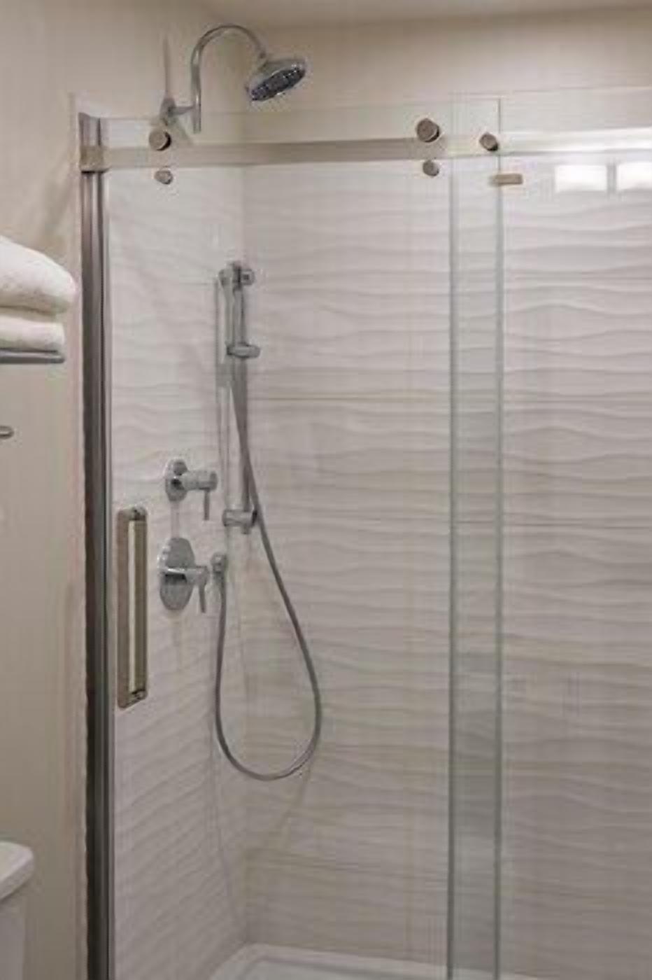 Casa de banho | Uma combinação polibã/banheira, um secador de cabelo 