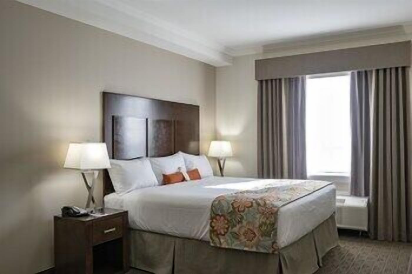 Cofre no quarto, secretária, cortinas/cortinados opacos 