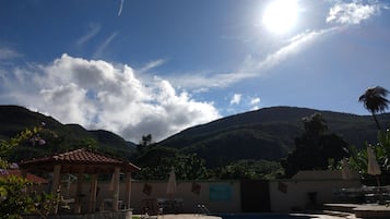 Piscina interior, piscina exterior, da(s) 9:00 à(s) 20:00, guarda-sóis