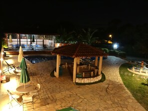 Piscina interior, piscina exterior, da(s) 9:00 à(s) 20:00, guarda-sóis 