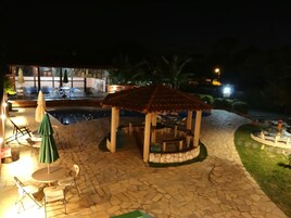 Piscina interior, piscina exterior, da(s) 9:00 à(s) 20:00, guarda-sóis 