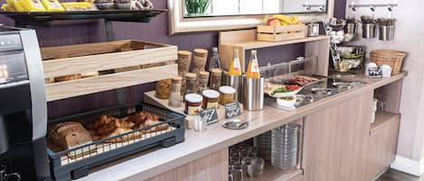 Pequeno-almoço tipo buffet diário (15 EUR por pessoa)