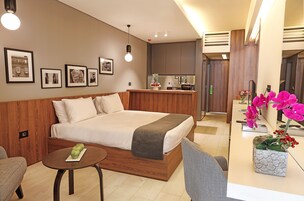 Cofres nos quartos, escrivaninha, cortinas blackout