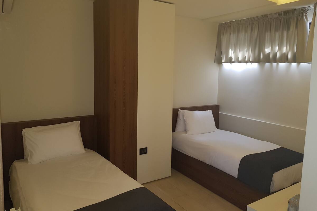 Apartamento, 2 quartos | Cofre no quarto, secretária, cortinas/cortinados opacos 