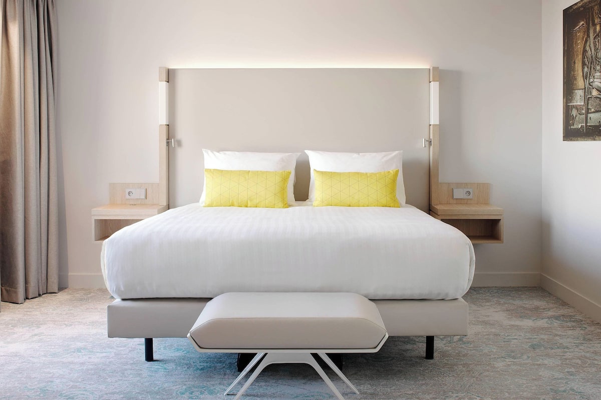 Deluxe Queen Room | Roupas de cama premium, cofres nos quartos, escrivaninha
