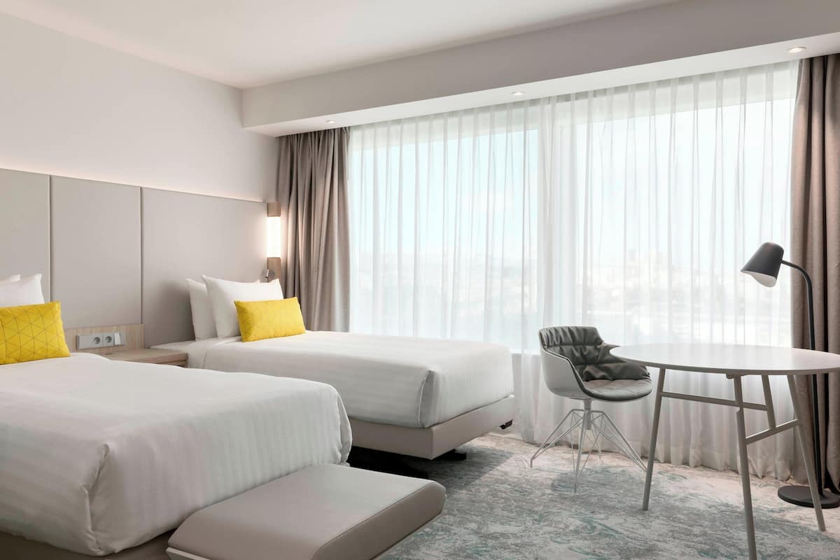 Roupas de cama premium, cofres nos quartos, escrivaninha