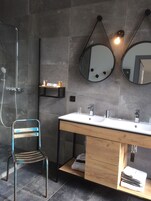Quarto Duplo Deluxe, varanda (Ray Eames) | Casa de banho | Produtos de higiene exclusivos, um secador de cabelo, roupões 
