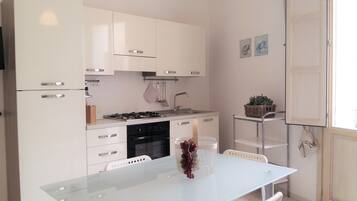 Apartamento família, 1 quarto | Cozinha americana privada