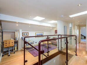 Apartamento, várias camas | Área de estar | TV, lareira