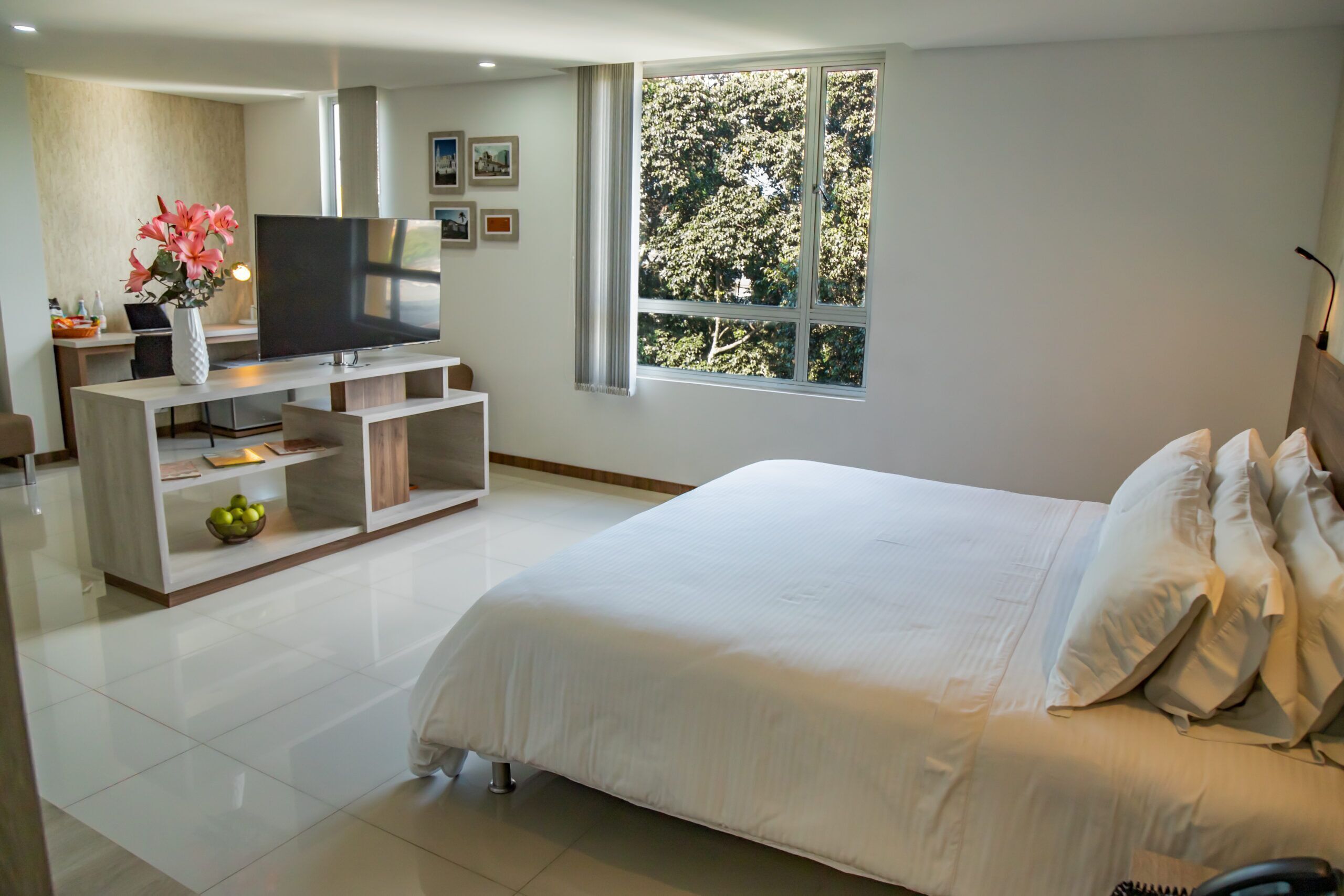 Roupas de cama premium, escrivaninha, espaço de trabalho para notebook