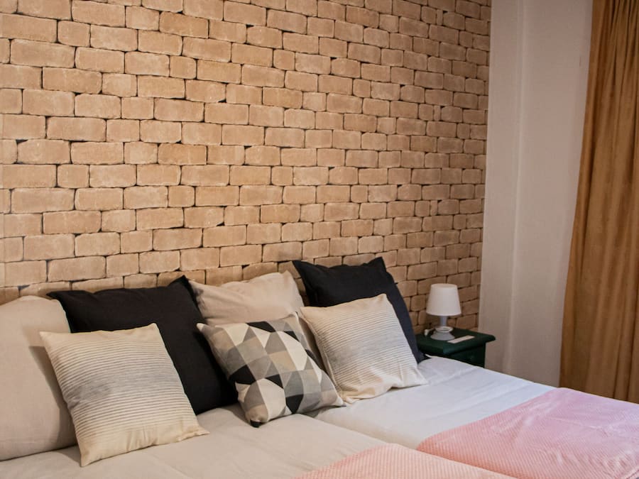 Quarto Triplo Básico, casa de banho privativa | Com decoração personalizada, Wi-fi grátis, roupa de cama fornecida