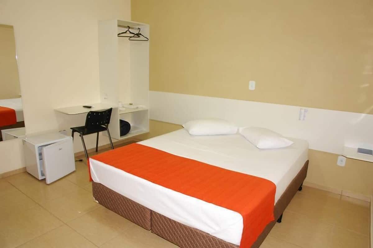 Roupa de alta qualidade, minibar, secretária, ferro/tábua de engomar