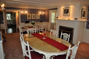 Café da manhã completo grátis todos os dias