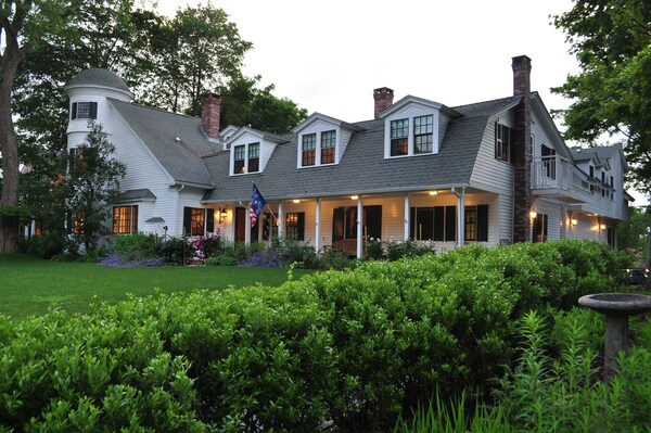 Stone Throw Cottage - Maine