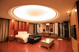 Quarto Clássico com Cama de Casal, 1 cama king-size, banheira de hidromassagem | Edredões de penas, minibar grátis, cortinas/cortinados opacos 