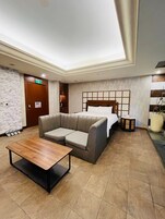 Quarto Clássico com Cama de Casal, 1 cama king-size, banheira de hidromassagem | Edredões de penas, minibar grátis, cortinas/cortinados opacos 