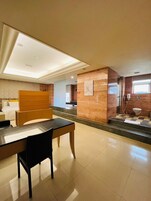 Quarto Clássico com Cama de Casal, 1 cama king-size, banheira de hidromassagem | Casa de banho | Um polibã e uma banheira separados, uma banheira de hidromassagem 