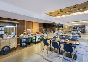 Pequeno-almoço tipo buffet diário (96000 IDR por pessoa)