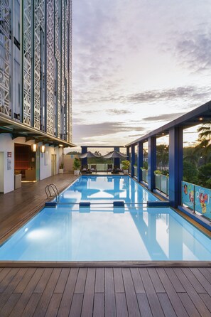 Piscina exterior, espreguiçadeiras