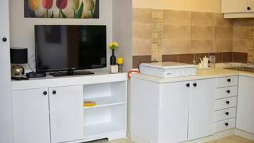 Estúdio | Cozinha privada | Um frigorífico, uma placa de cozinha, uma chaleira elétrica