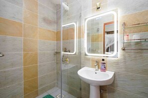 Quarto Duplo, 2 quartos | Casa de banho | Um polibã, artigos de higiene pessoal grátis, um secador de cabelo 