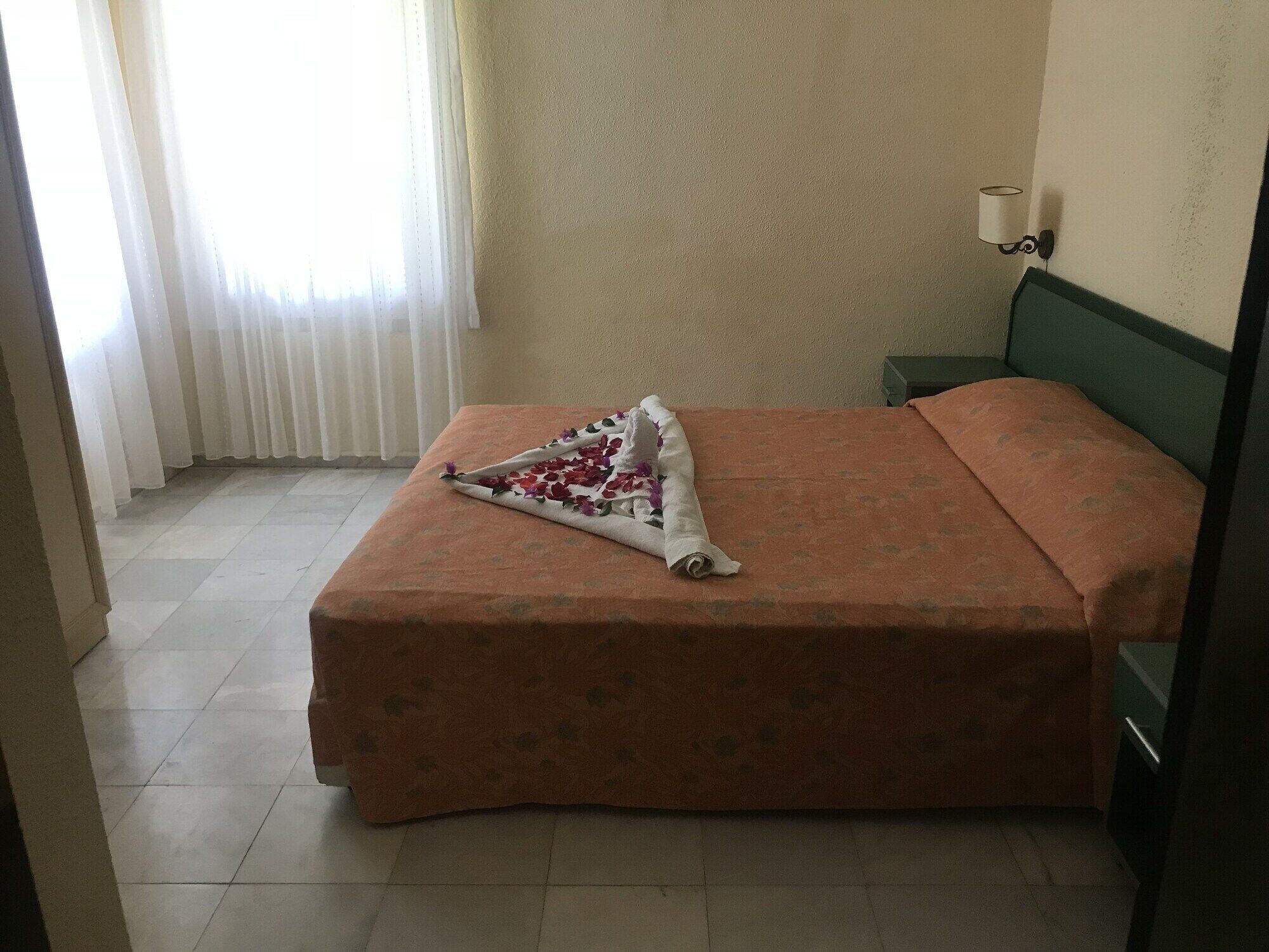 Roupa hipoalergénica, minibar grátis, secretária 