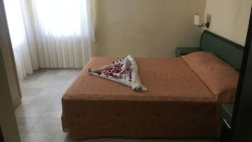 Roupa hipoalergénica, minibar grátis, secretária