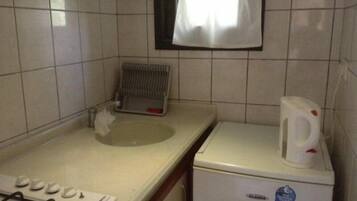 Uma chaleira elétrica, uma cadeira de bebé