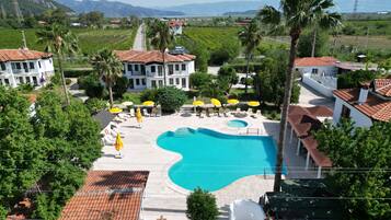 Piscina exterior, guarda-sóis, espreguiçadeiras