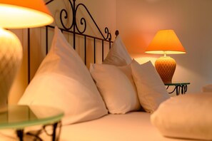 Roupas de cama antialérgicas, cofres nos quartos, escrivaninha