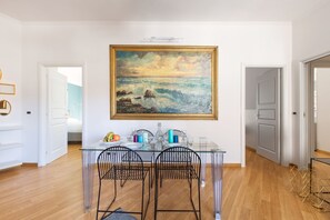 Apartamento, 3 quartos | Refeições no quarto