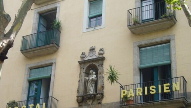 Um edifício com uma placa indicando 