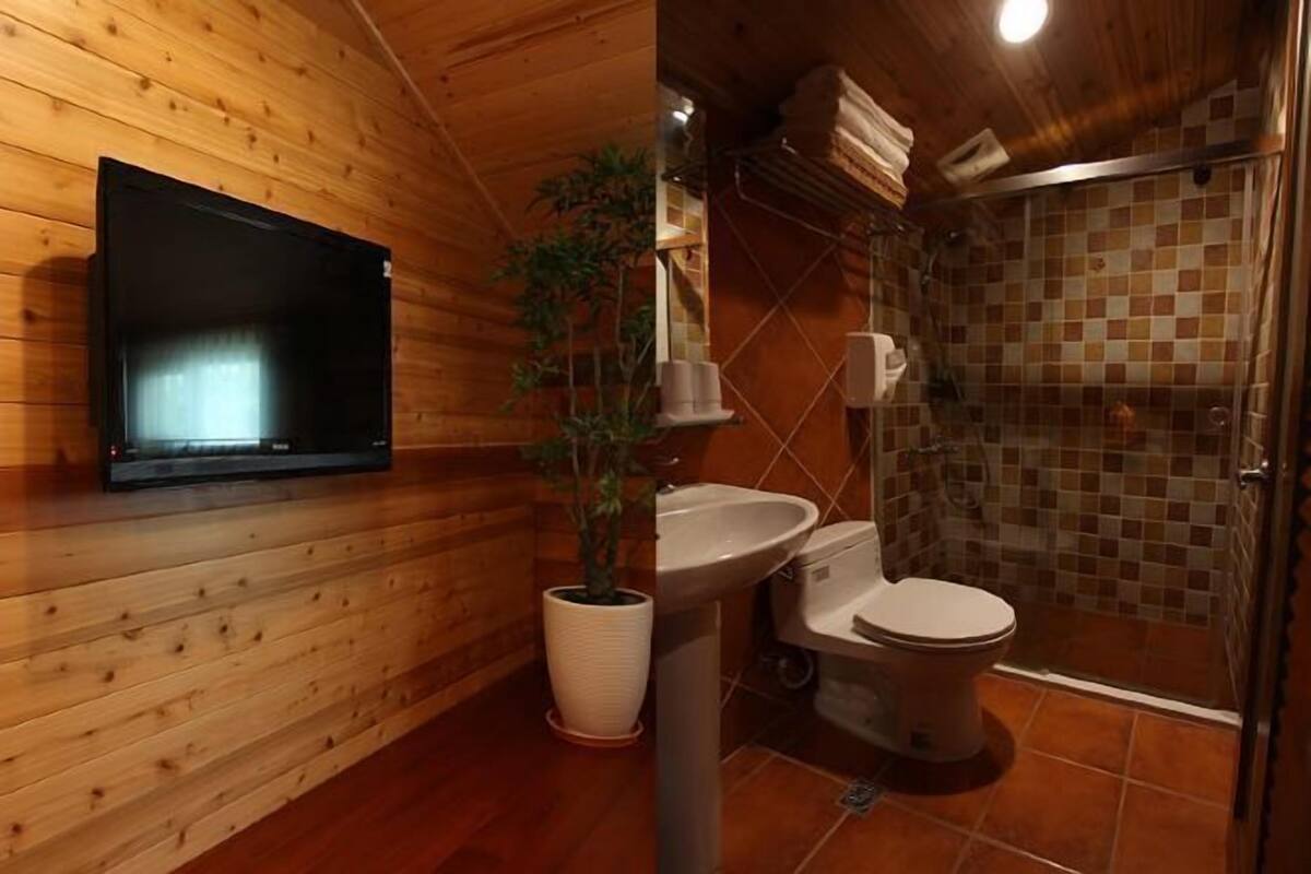 Banheiro | Chuveiro, produtos de toalete grátis, chinelos, toalhas de banho