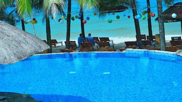Piscina externa, espreguiçadeiras
