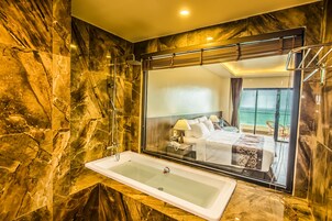 Quarto casal luxo, vista para o mar | Banheiro | Banheira e chuveiro separados, produtos de toalete grátis