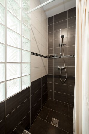 Estúdio luxo, 1 cama Queen | Chuveiro