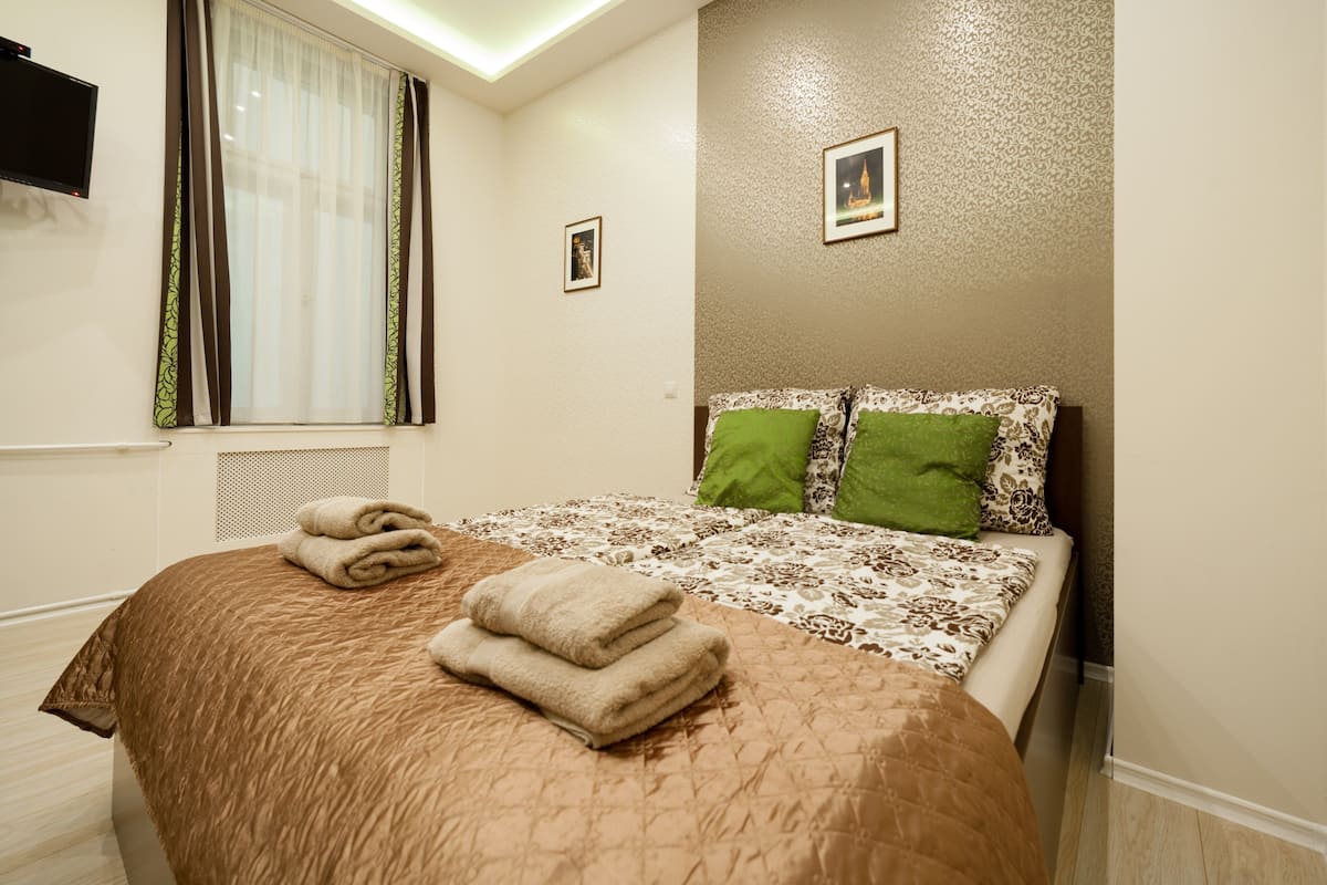 Estúdio standard, 1 cama Queen | Quartos à prova de som, ferros/tábuas de passar roupa, Wi-Fi de cortesia