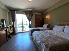 Quarto Triplo Deluxe, vista parcial para o mar | Cofre no quarto, quartos insonorizados 