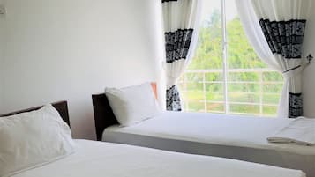 Quarto duplo econômico | Escrivaninha, Wi-Fi de cortesia, roupa de cama