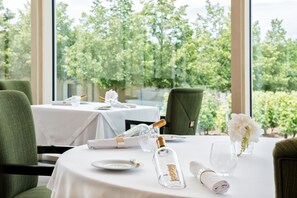 Serviço de café da manhã, culinária francesa, vistas para o jardim 