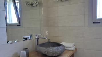 Quarto Duplo | Casa de banho | Um polibã, um secador de cabelo, toalhas fornecidas