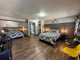 Quarto solteiro standard, 2 camas Queen | Escrivaninha, ferros/tábuas de passar roupa, Wi-Fi de cortesia