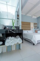 Quarto Clássico com Cama de Casal, vista para o oceano | Casa de banho | Um polibã, artigos de higiene pessoal grátis, um secador de cabelo 