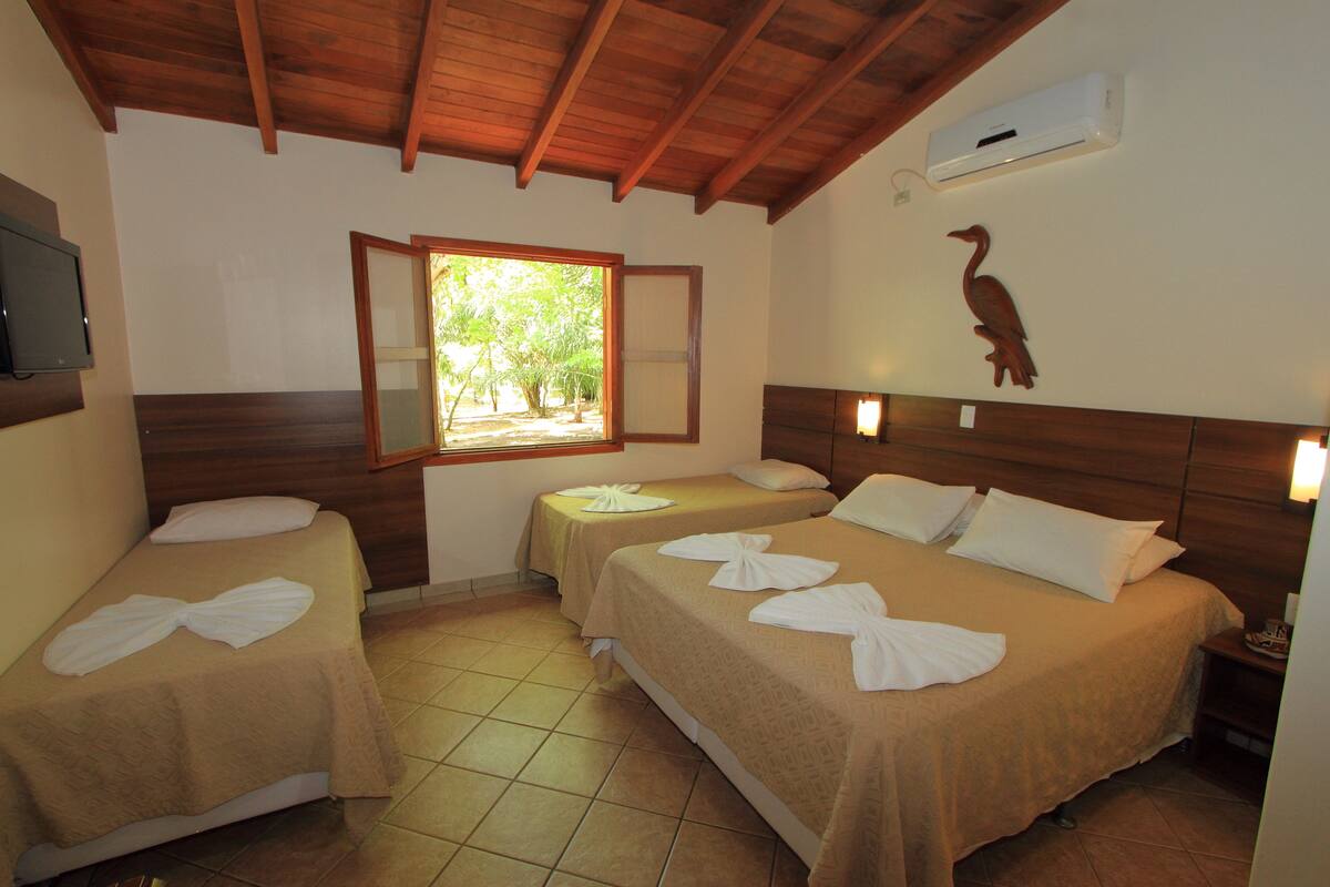 Quarto Quádruplo Standard, várias camas | 1 quarto, minibar, secretária, Wi-fi grátis 